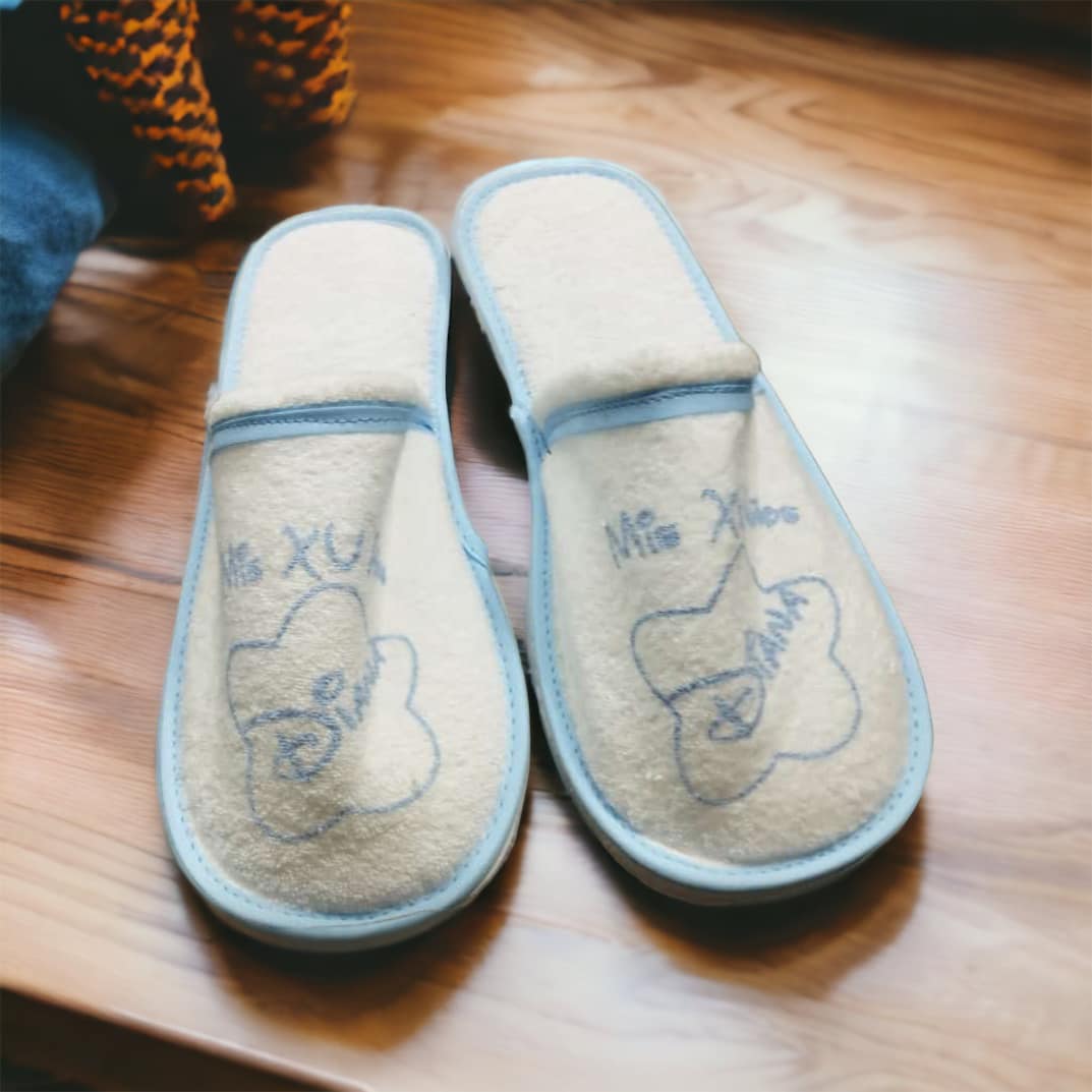 Pantufla cerrada con dobles y bordado – Viglo Pantuflas